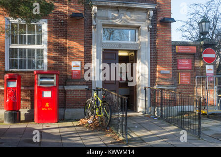 Royal Mail post office delivery vans. Fleet Stock Photo - Alamy