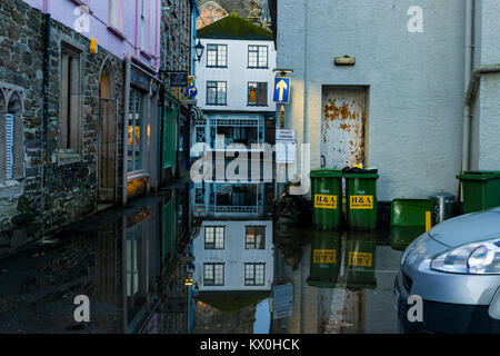 UK Weather & Seasons: Fowey Harbour Qauy begins to flood at the break ...