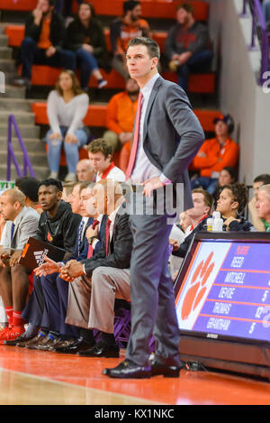 Louisville head coach David Padgett, center, talks to his team during a ...