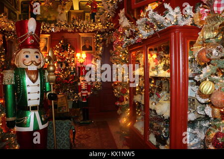 Athens, Greece. 31st Dec, 2017. A child holding a see-through balloon ...