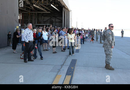 US army soldiers deployment, farewell to families Stock Photo - Alamy