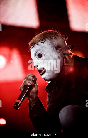 Slipknot lead singer Corey Taylor, center, speaks about the death of ...