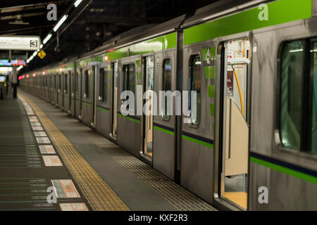 Keio Line stopping at Sasazuka Station, Shibuya-Ku, Tokyo, Japan Stock ...