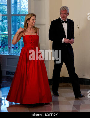 Orin Kramer and Kerry Kennedy arrive for the Official Dinner in honor ...