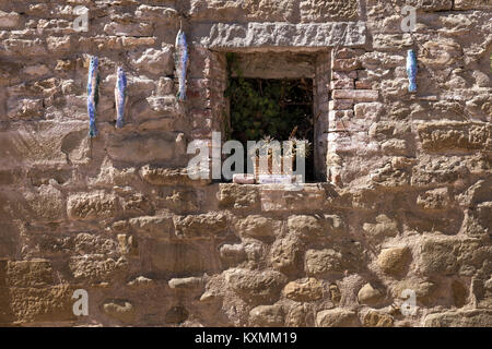 Assisi (Italy): Window on medieval stone wall Stock Photo - Alamy