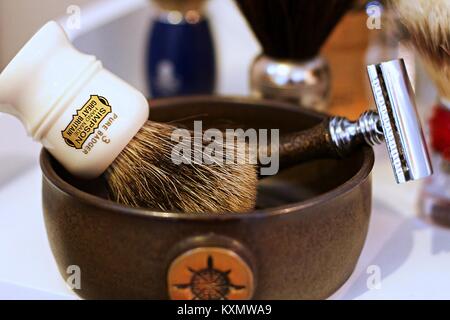 An old school shaving razor Stock Photo - Alamy