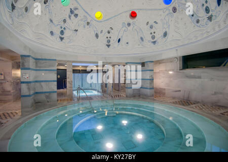 Schweiz, Engadin, Bad Scuol, Thermalbad Bogn Engiadina Stock Photo - Alamy
