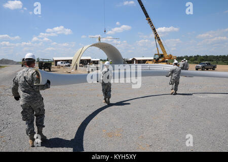 Soldiers of the 149th Vertical Engineer Co. construct a K-span building ...