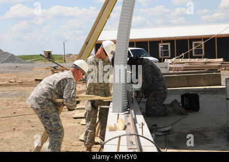 Soldiers of the 149th Vertical Engineer Co. construct a K-span building ...