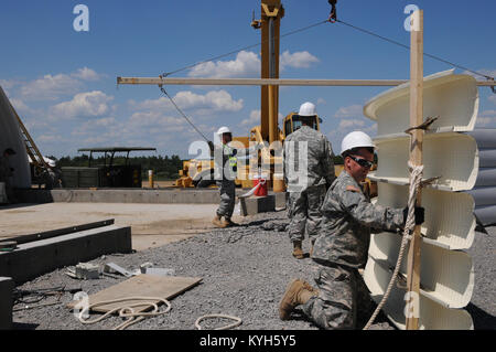 Soldiers of the 149th Vertical Engineer Co. construct a K-span building ...