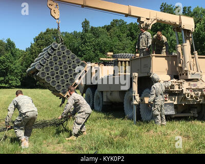 Soldiers from the 2nd Battalion, 138th Field Artillery return home from ...