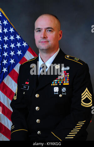 Sgt. 1st Class Joseph Gray with the 238th Regiment loads a magazine ...