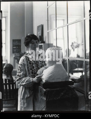 A portrait of Bashka Paeff, a 20th-century American sculptor ...