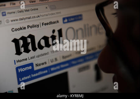A woman looks at the Daily Mail Online website Stock Photo - Alamy