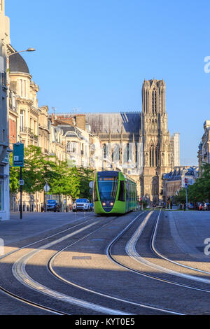 France, Marne (51), Reims, ligne de tramway sur le cours Jean-Baptiste ...