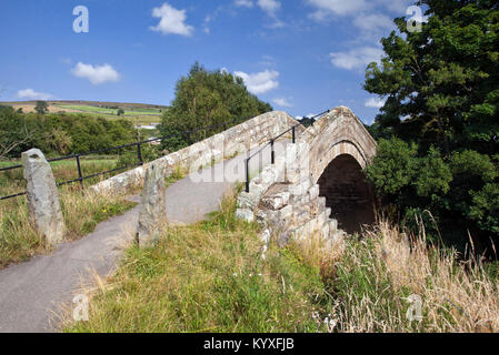 Duck Bridge 14th Century Packhorse Bridge over River Esk in Esk Dale in ...