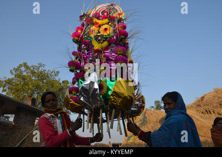 Kolkata, India. 14th Jan, 2018. Tusu Parab is a traditional tribal ...