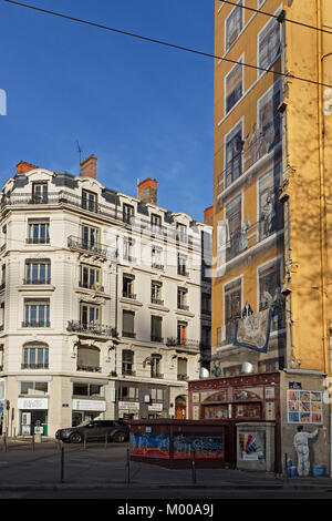 Fresque des Lyonnais, trompe-l'oeil painting depicts well-known people ...