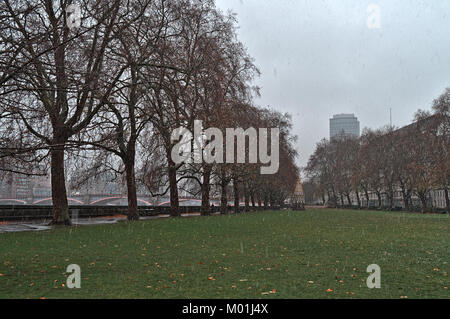 Westminster gardens during a snow blizzard in London. England, UK Stock ...