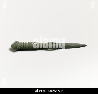 Bronze eyelet-type pin MET DP20026 Stock Photo - Alamy