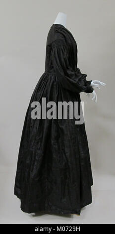 This 19th-century mourning dress illustrates Victorian fashion and ...