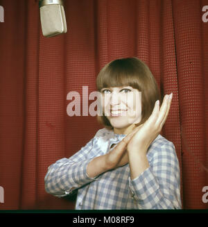 DINAH LEE New Zealand pop singer about 1963 Stock Photo - Alamy