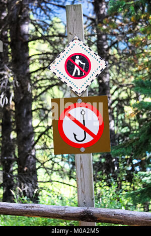 NO LAKE ACCESS warning sign in front of a large body of water Stock ...