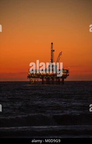 Huntington Beach, California, USA. 20th Jan, 2018. Offshore oil rig ...