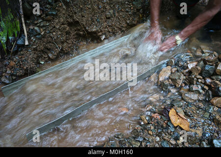 Artisanal miner, a small-scale gold mining without mercury Artisanal ...