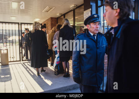 Wapping dispute security. Feb 1986 Scanned oin 2018 The Wapping dispute ...