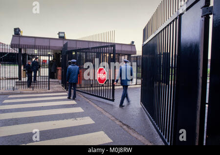 Wapping dispute security. Feb 1986 Scanned oin 2018 The Wapping dispute ...
