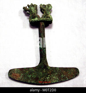 The ceremonial knife (Tumi) from the Metropolitan Museum of Art is an ...