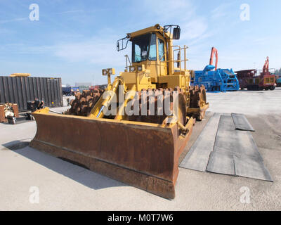 The Caterpillar 825C is a heavy-duty compactor used in construction and ...