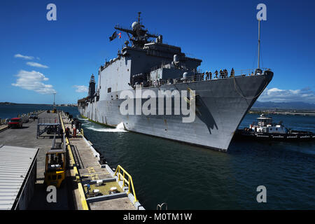USS Pearl Harbor LSD-52 Crest Stock Photo - Alamy