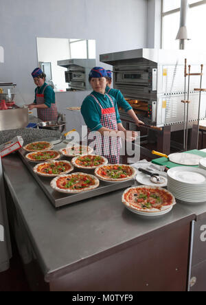 North Korean pizzeria cook in an italian restaurant, Pyongan Province ...