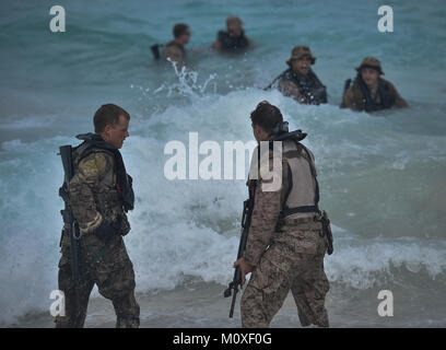 Students with the Marine's Reconnaissance Team Leader Course perform an ...