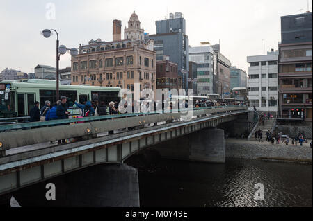 river and houses in central kyoto japan Stock Photo - Alamy