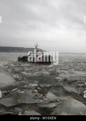 Coast Guard Cutter Hawser, a 65-foot Small Harbor Tug, transits north ...
