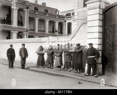 Convicts wearing the cangue as punishment, China c.1890 Stock Photo - Alamy