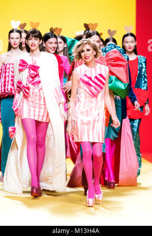 Agatha Ruiz de la Prada signs her latest book Un Jardin De Corazones ...