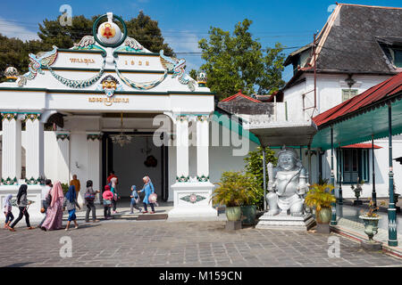 Donopratono gate of the Kraton of Yogyakarta (Keraton Ngayogyakarta ...