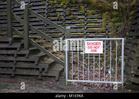 Dangerous structure, do not enter warning sign Stock Photo - Alamy