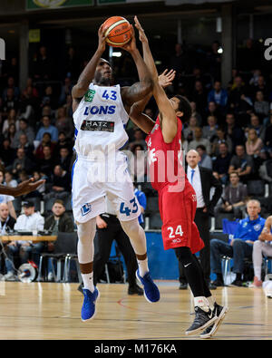 Cyrus Lamont Tate (Lions Karlsruhe) in duels with Andrew David Swithh ...