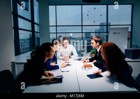 business briefing leadership boss team office Stock Photo - Alamy
