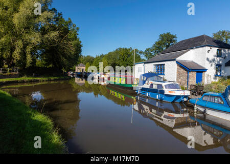 The Monmouthshire & Brecon Canal (Mon & Brec) neart pencelli with ...