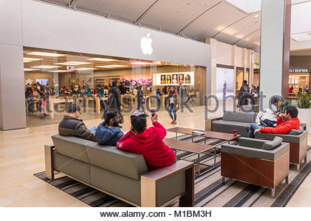 Apple store in Square one mall Mississauga, Ontario, Canada Stock Photo ...