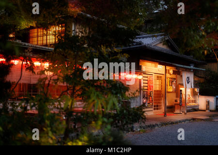 Red lanterns of a Japanese restaurant at night. Tokyo, japan Stock ...
