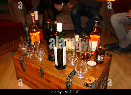 Whisky Probe, Test Party, Flaschen und Gläser Stock Photo - Alamy