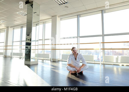 Male dancer moves using street style elements Stock Photo - Alamy