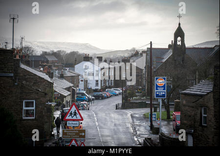Tourists shopping at Hawes Market. Hawes, Wensleydale, Yorkshire Dales ...